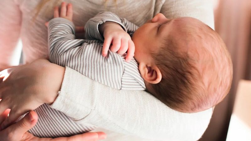 ¿Cómo coger a un bebe recién nacido de la forma más segura? - Divinity