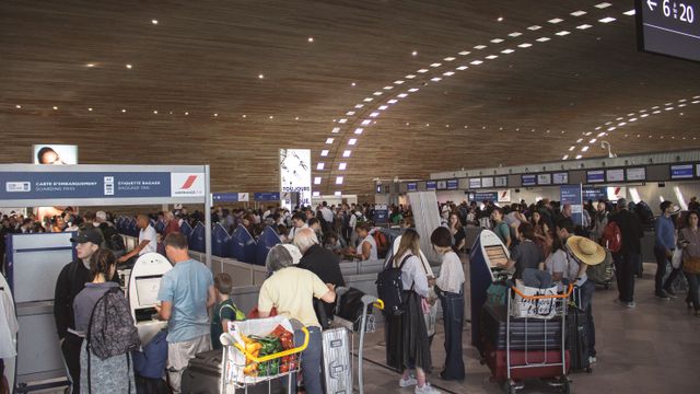 A quién hay que reclamar si pierdes el avión por las largas colas- Uppers