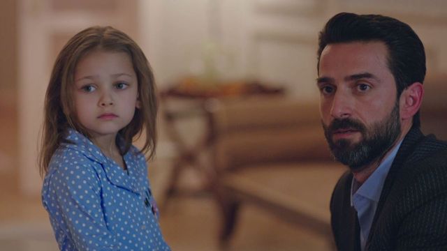 Avance: La hermana de Cemre le dice a Zeynep que se llama Nazli, en 'Querida madre'