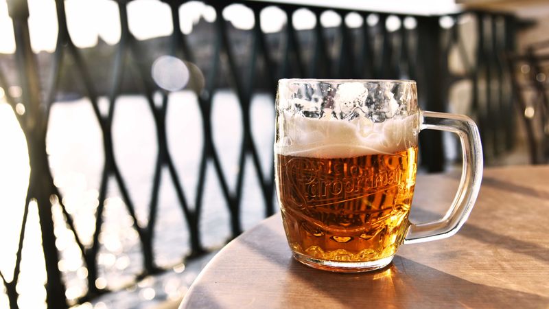 Por qué la cerveza sabe mejor fría, así lo explica la ciencia