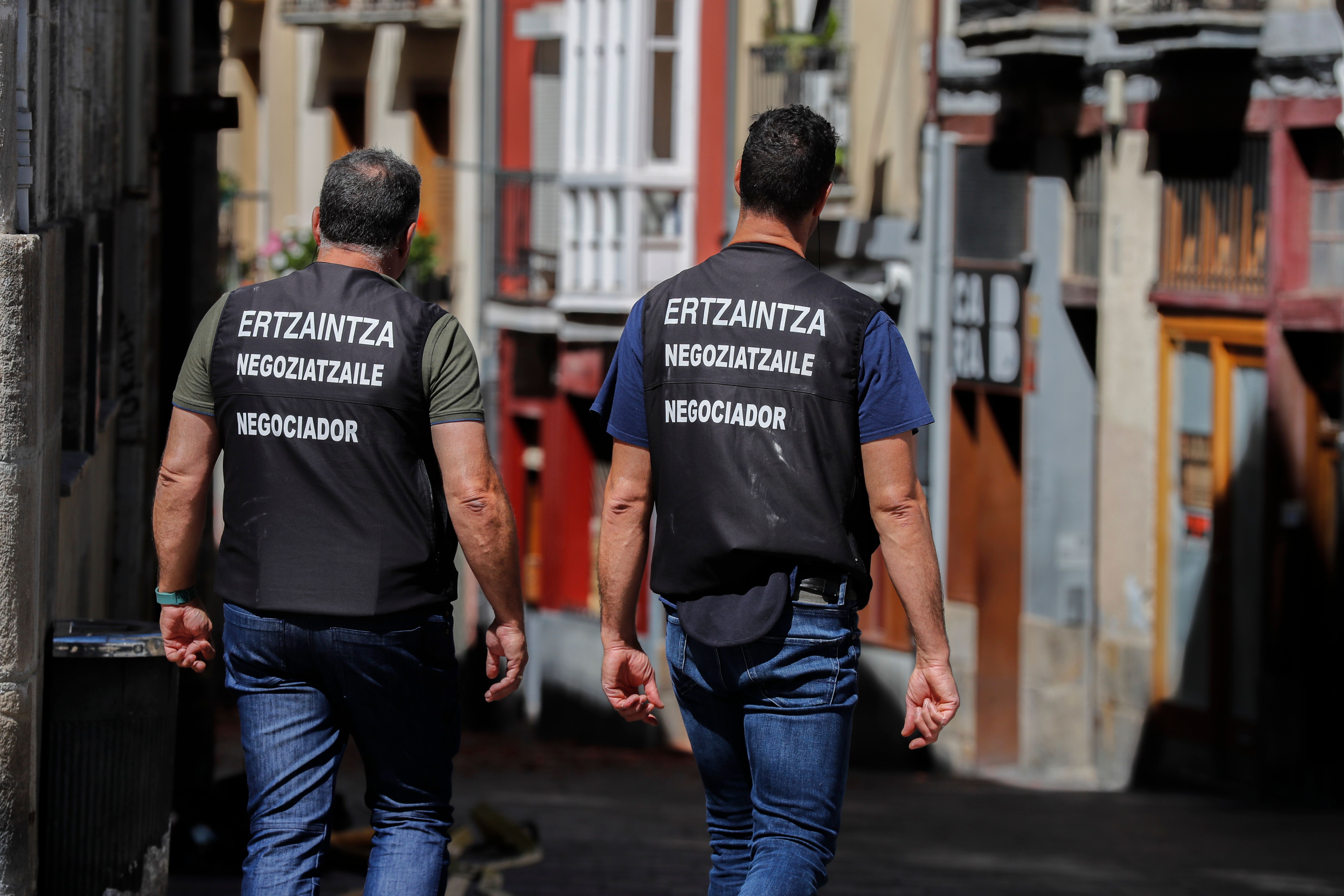 Se atrinchera en su casa de Vitoria y amenaza con prender fuego