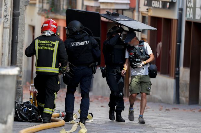 Se atrinchera en su casa de Vitoria y amenaza con prender fuego