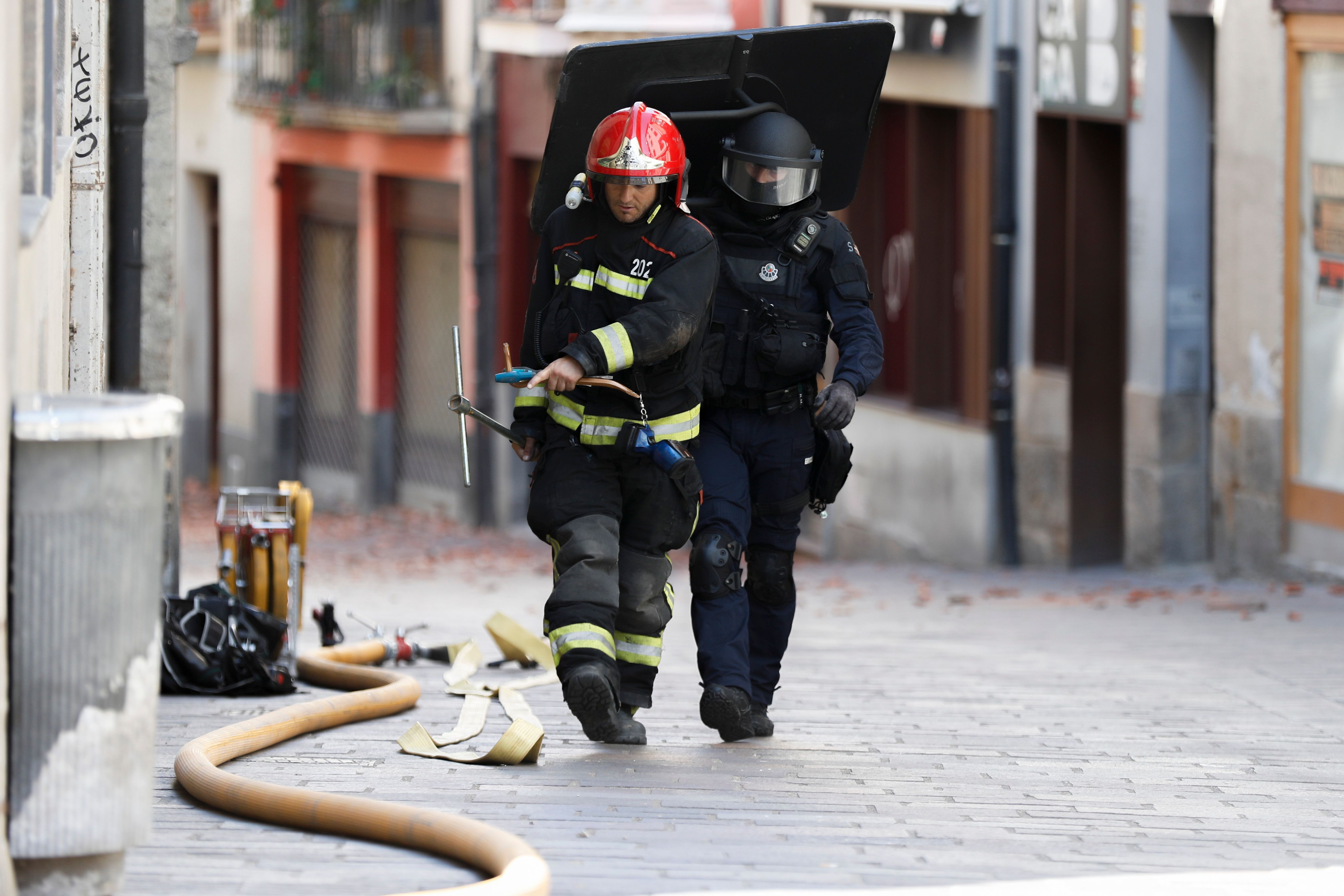 Se atrinchera en su casa de Vitoria y amenaza con prender fuego