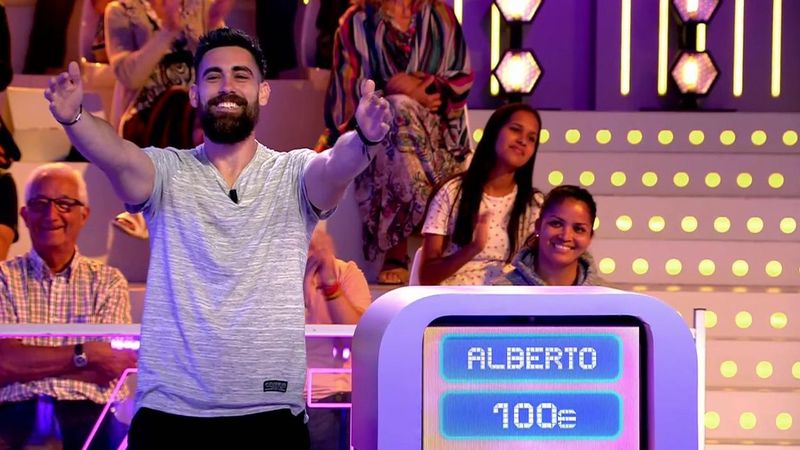 Christian Gálvez besa a un concursante de 'Alta Tensión'