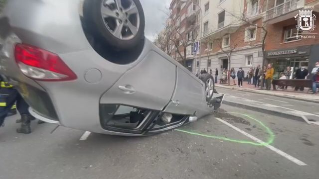 Aparatoso accidente en Madrid: un coche acaba volcado sobre su techo