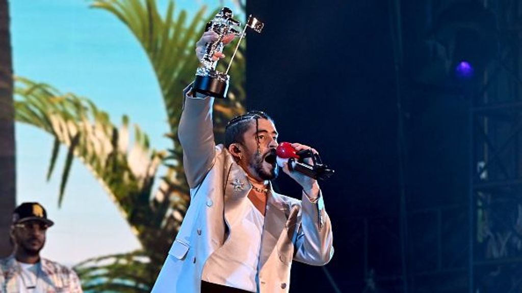 Bad Bunny Reivindica Lo Latino Tras Arrasar En Los Premios Mtv Como