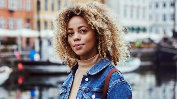 Pixie diffusing: qué es y cómo aplicarlo en tu pelo rizado - Divinity