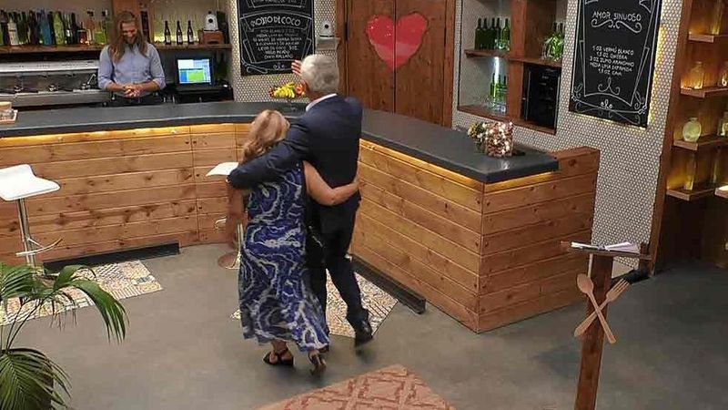 José, impasible ante el escote de su cita en ‘First Dates’: “Lo único ...