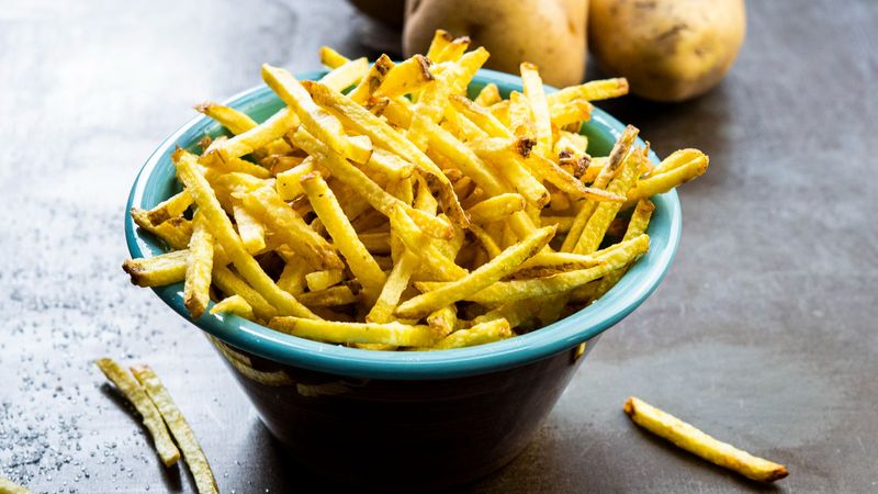 La moda de las patatas fritas con piel: la parte tóxica que hay que ...
