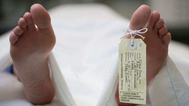 Una mujer convive con el cadáver de su marido fallecido por covid