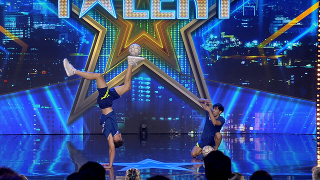 Un número de freestyle termina con una guerra de equipos - Got Talent