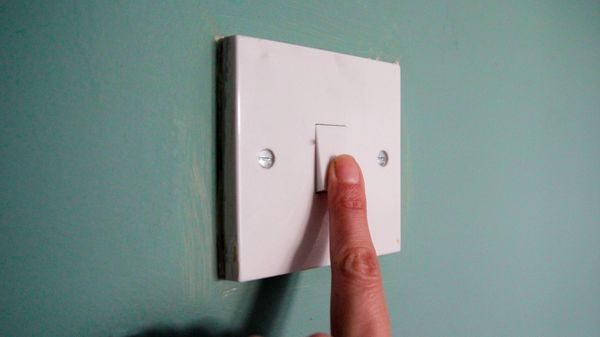 Cae el precio de la luz: 72 euros/MWh