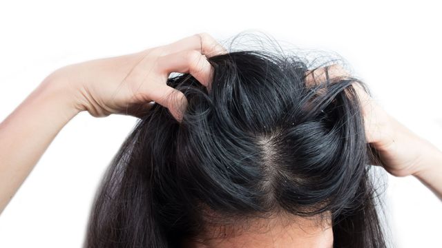 ¿Por qué no es bueno dormir con el pelo mojado?