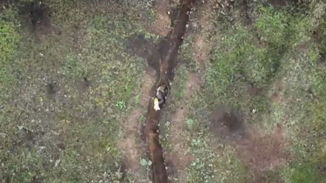 Así se salva un soldado de Rusia de un dron lanza granadas de Ucrania