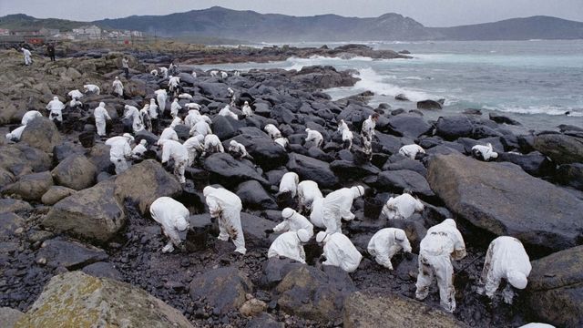 20 años del desastre del Prestige: la tragedia que tiñó de negro a España