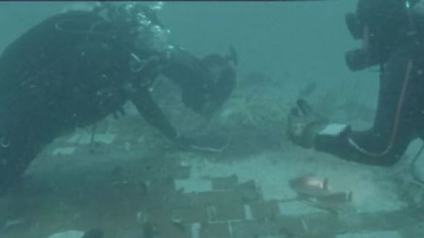 Buceadores Localizan En El Mar Restos Del Transbordador Challenger