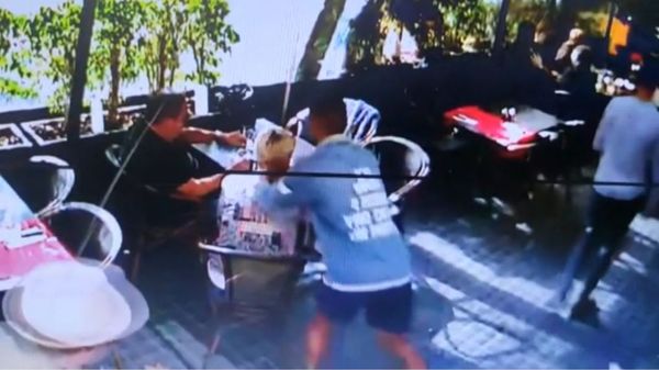 Buscan a un ladrón que robó unas cadenas de oro a una mujer en Barcelona