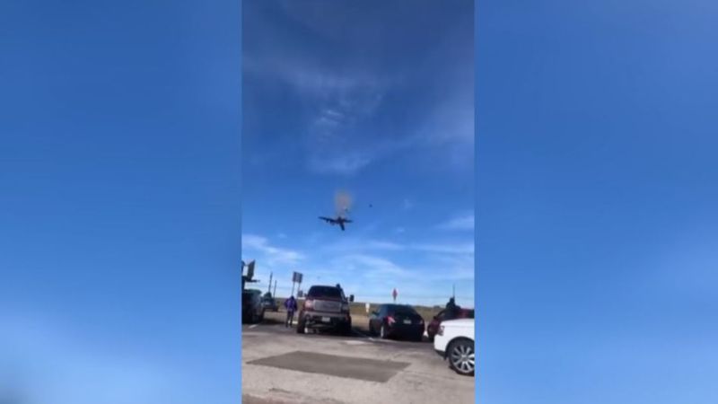Momento en el que dos aviones chocan en Dallas, EEUU