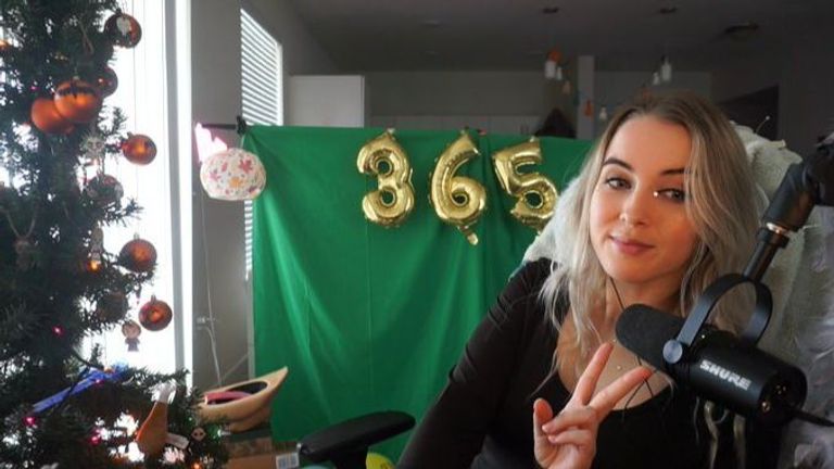 La 'streamer' EmilyCC rompe el récord de más tiempo seguido en directo ...