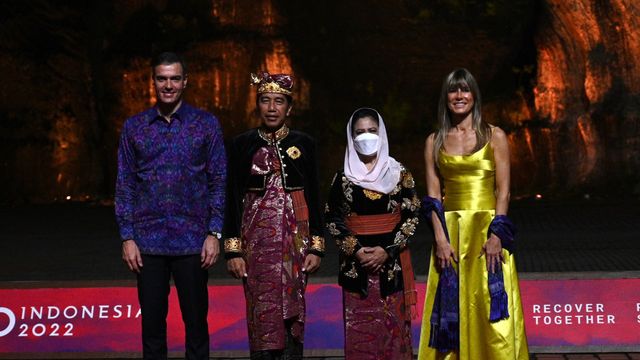 Pedro Sánchez con su batik en el G20