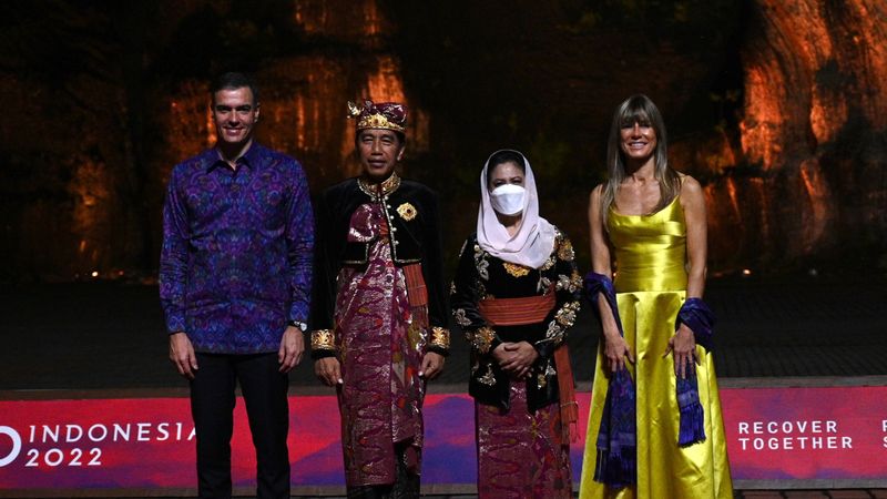 Pedro Sánchez con su batik en el G20