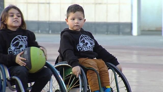 La clase de Paco juega con él a baloncesto adaptado en Valencia - NIUS