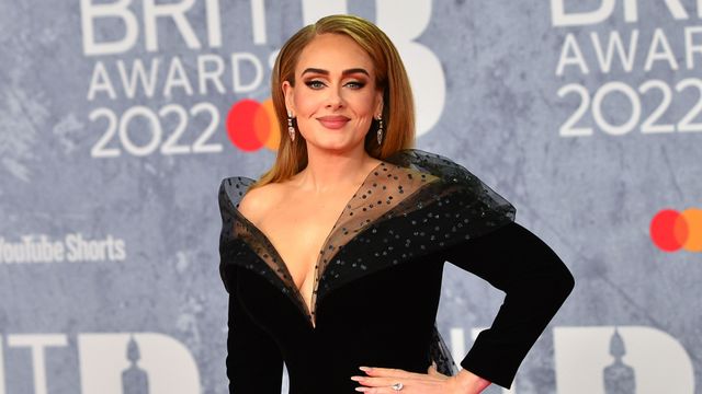 Adele se desploma en medio un concierto: sufrió un brote de ciática