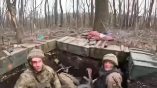 Un soldado ruso sorprende a dos ucranianos en una trinchera y los mata