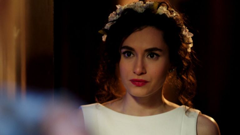 'Zeynep, buscando a su padre' 1x122 capítulo completo online - Divinity