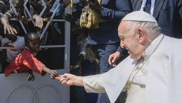 La foto de un niño dando limosna al Papa en Sudán del Sur