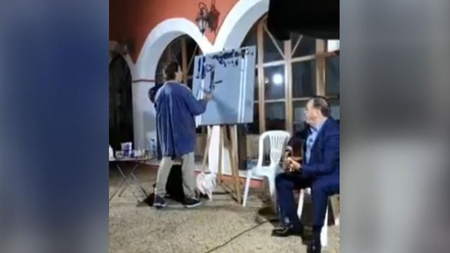 Machuca, el cantante flamenco que pinta cuadros del revés mientras ...