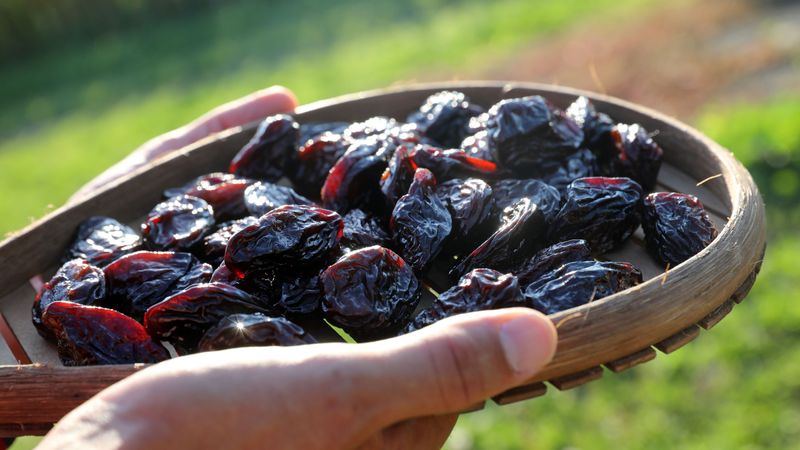 Ciruelas pasas: por qué debes incluir esta fruta en tu dieta