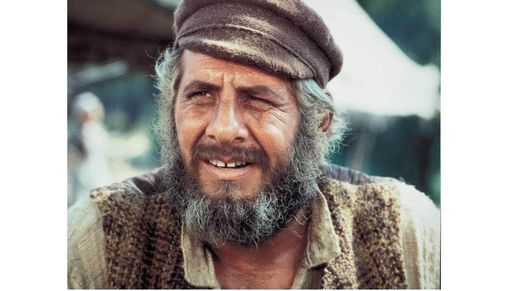 Muere el actor Chaim Topol, el 'Violinista en el tejado' del musical