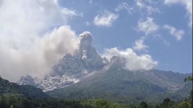 El volcán Merapi entra en erupción en Indonesia