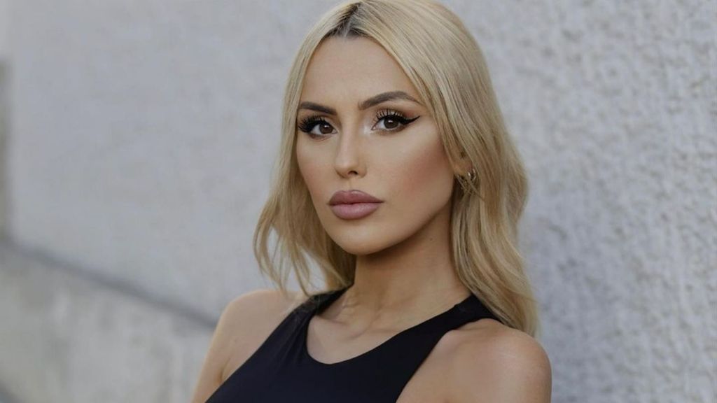 María Aguilar, muy criticada por presumir de su funda de Barbie: "Es ...