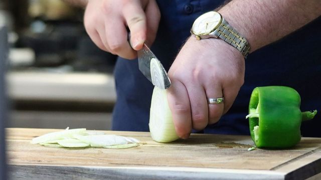 Cómo cortar cebolla sin llorar