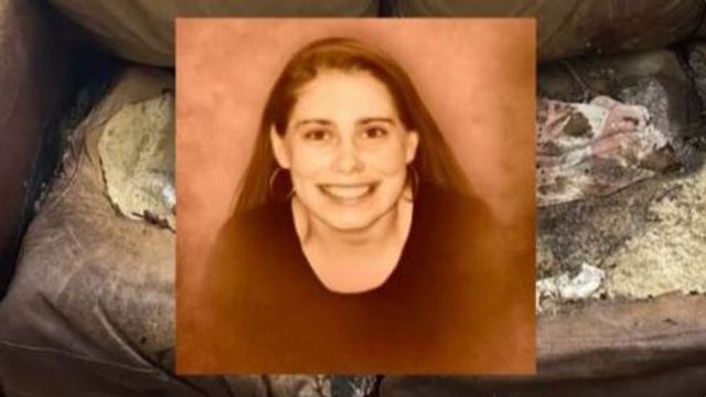 Lacey Fletcher, la mujer que murió abandonada 12 años en un sofá