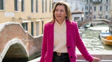 Eva García Sáenz de Urturi: "Nos estamos infantilizando con el 'lo ...
