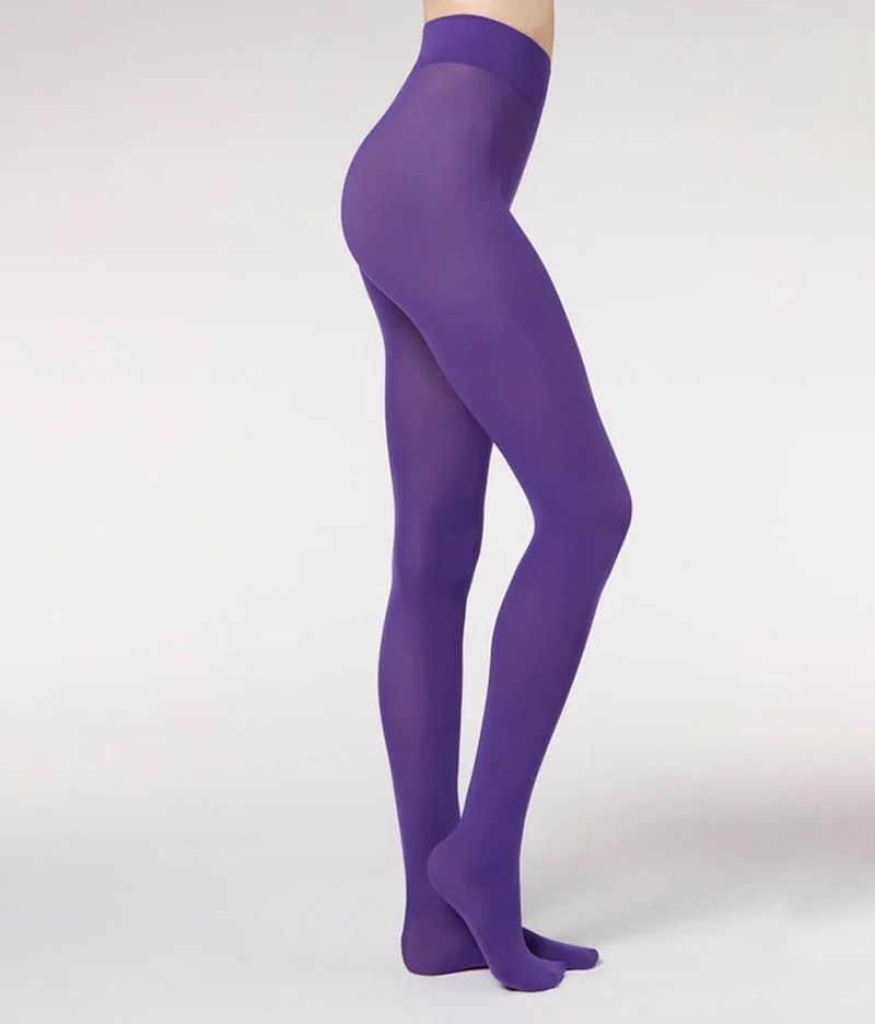 Las medias de color que estilizan las piernas tanto (o más) que unos ...