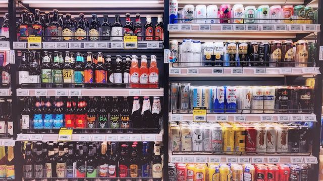 ¿Por qué la cerveza sabe diferente en lata y en botella? - Informativos ...