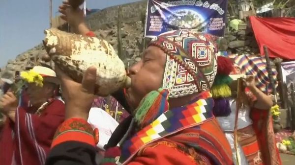 Chamanes y curanderos peruanos realizan un ritual en defensa de la Tierra