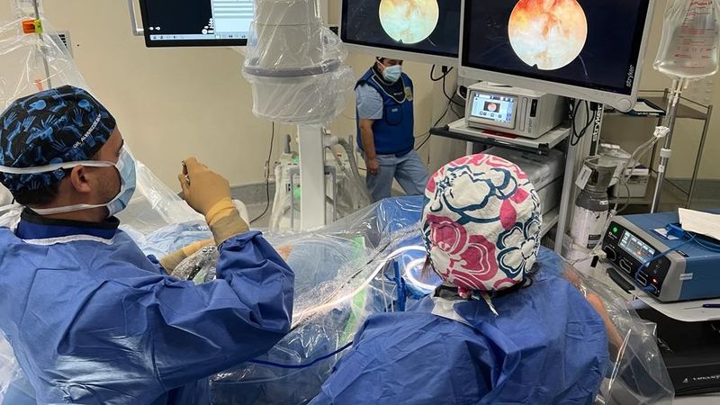 La técnica pionera para operar hernias discales en Galicia - Uppers