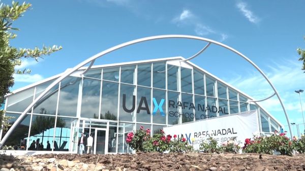 Grandes leyendas del deporte inauguran el nuevo polideportivo Rafa ...