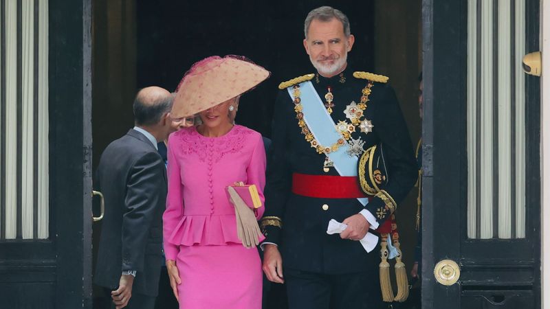 Los memes por el tocado de la reina Letizia en la coronación de Carlos III
