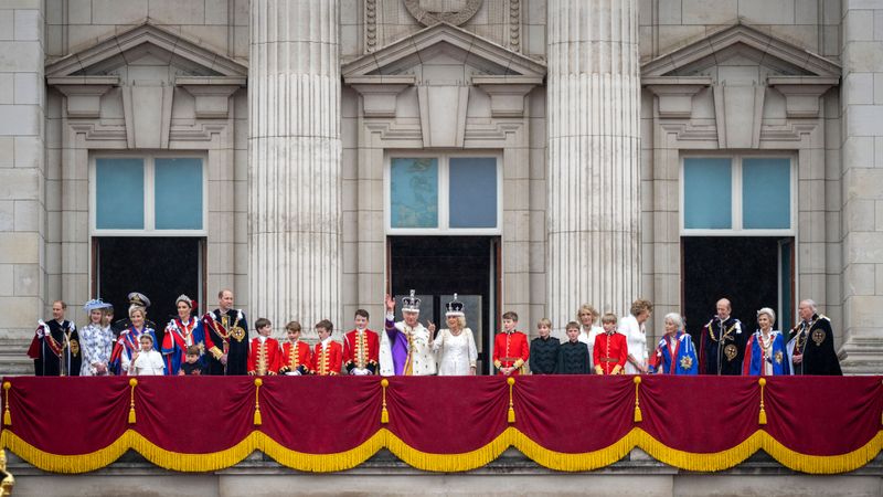 Los reyes de Reino Unido saludan desde el balcón del Palacio de Buckingham