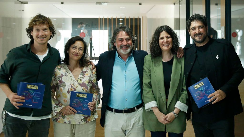 Un neurocirujano graba un disco con sus pacientes oncológicos