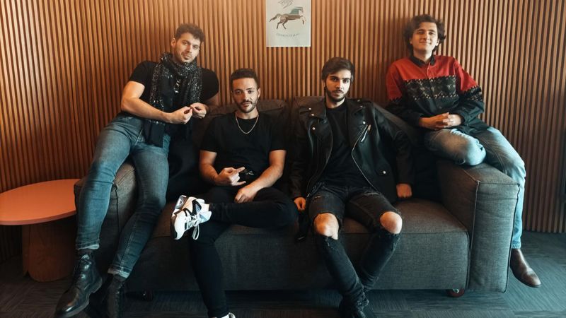 Arde Bogotá, más allá del grupo de música, es la historia de cuatro amigos