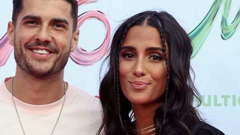 Claudia y Mario oficializan su relación con su primer posado - La isla ...