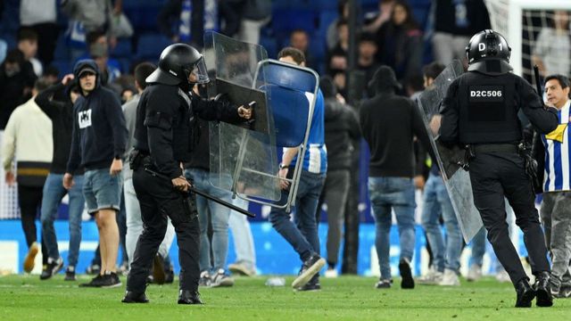 Ultras del Espanyol invaden el campo y cortan la celebración liguera ...