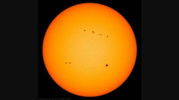 Una mancha gigante en el Sol alerta a los astrónomos: vigilan una ...